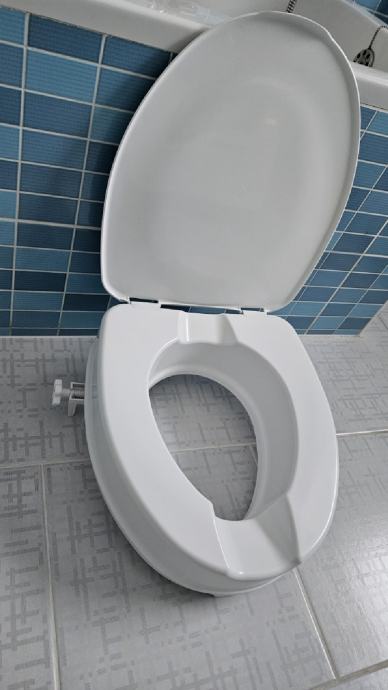 Nastavek za wc školjko