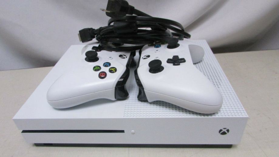XBOX one S 1 TB (2 controllerja in 2 igri)