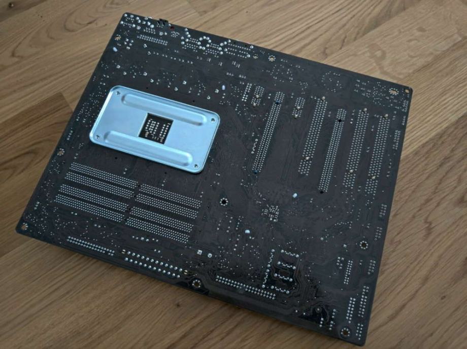 Matična plošča ASUS M2N-SLI Deluxe AM2 NVIDIA nForce 570 SLI ATX AMD