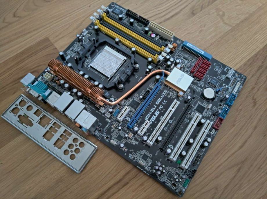 Matična plošča ASUS M2N-SLI Deluxe AM2 NVIDIA nForce 570 SLI ATX AMD