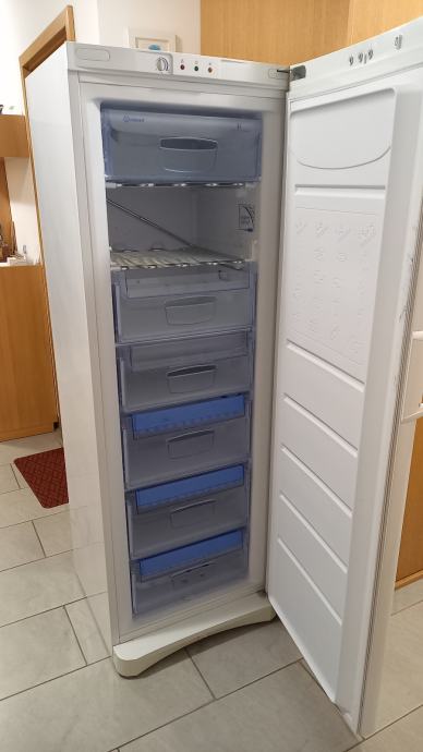 Indesit zamrzovalnik, zamrzovalna omara