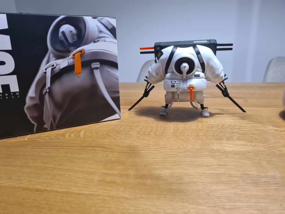 Dizajnerska skulptura PHNTM figura limited 500 kosov kip robot/samuraj