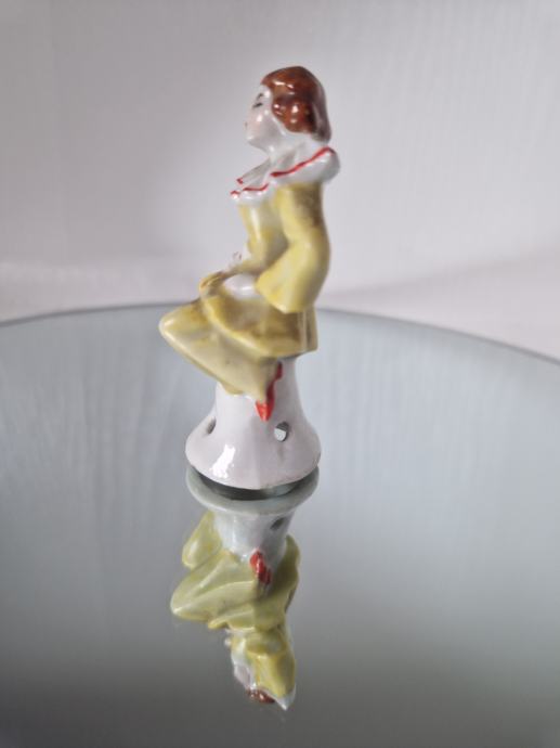 Figura iz porcelana z oznako