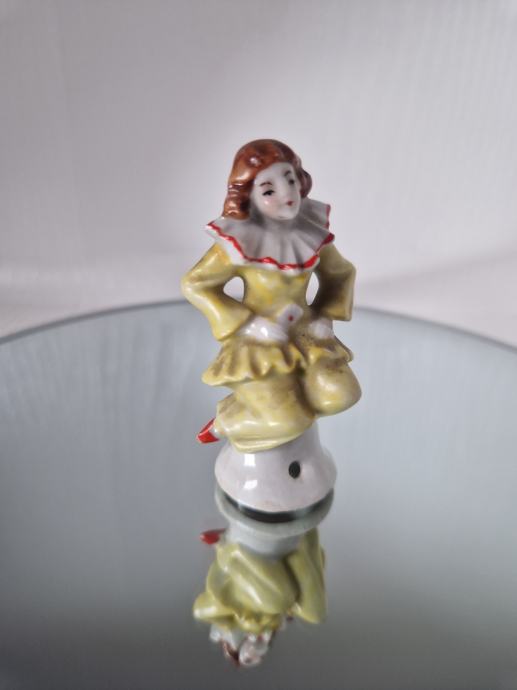 Figura iz porcelana z oznako