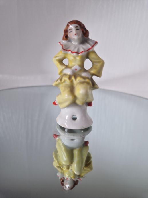 Figura iz porcelana z oznako