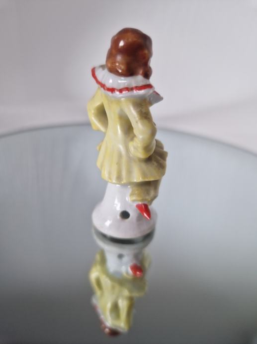 Figura iz porcelana z oznako