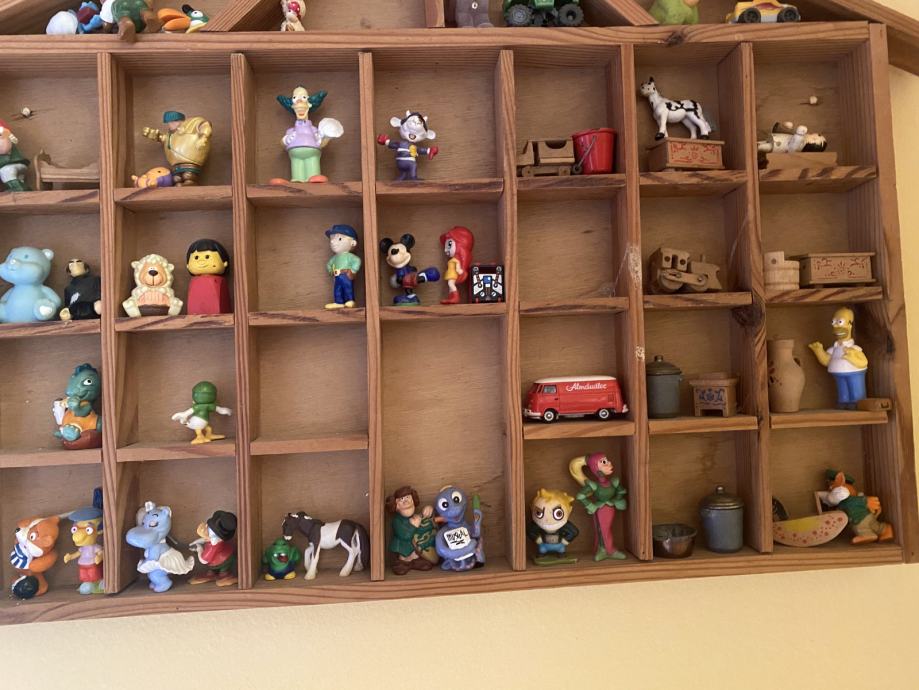 Kinder figure stare