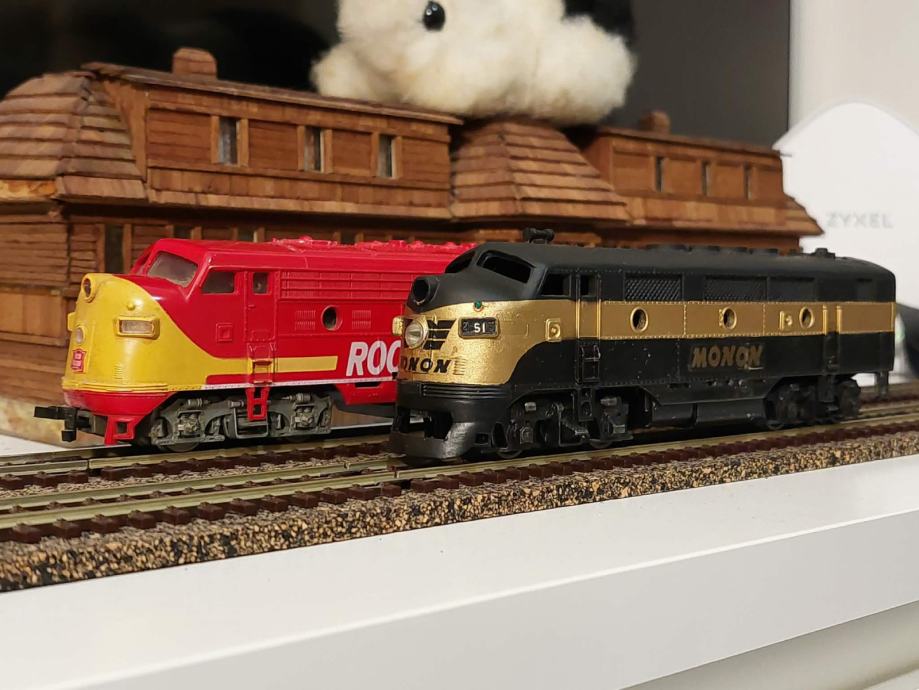 Athearn in Mehano dizelski lokomotivi EMD F7 Rock Island / Monon