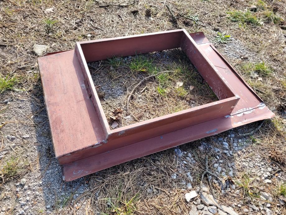obroba za dimnik ali strešno okno dimenzij 50x60 cm