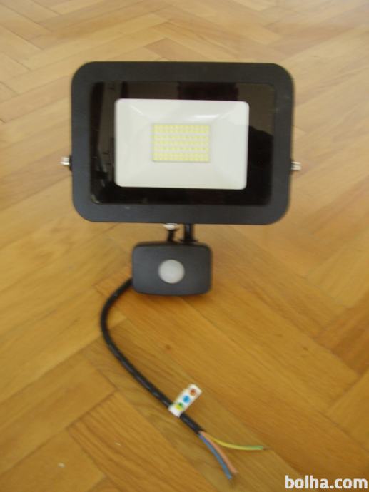 LED REFLEKTOR S SENZORJEM 6500K,50 HZ,NOV,UGODNO