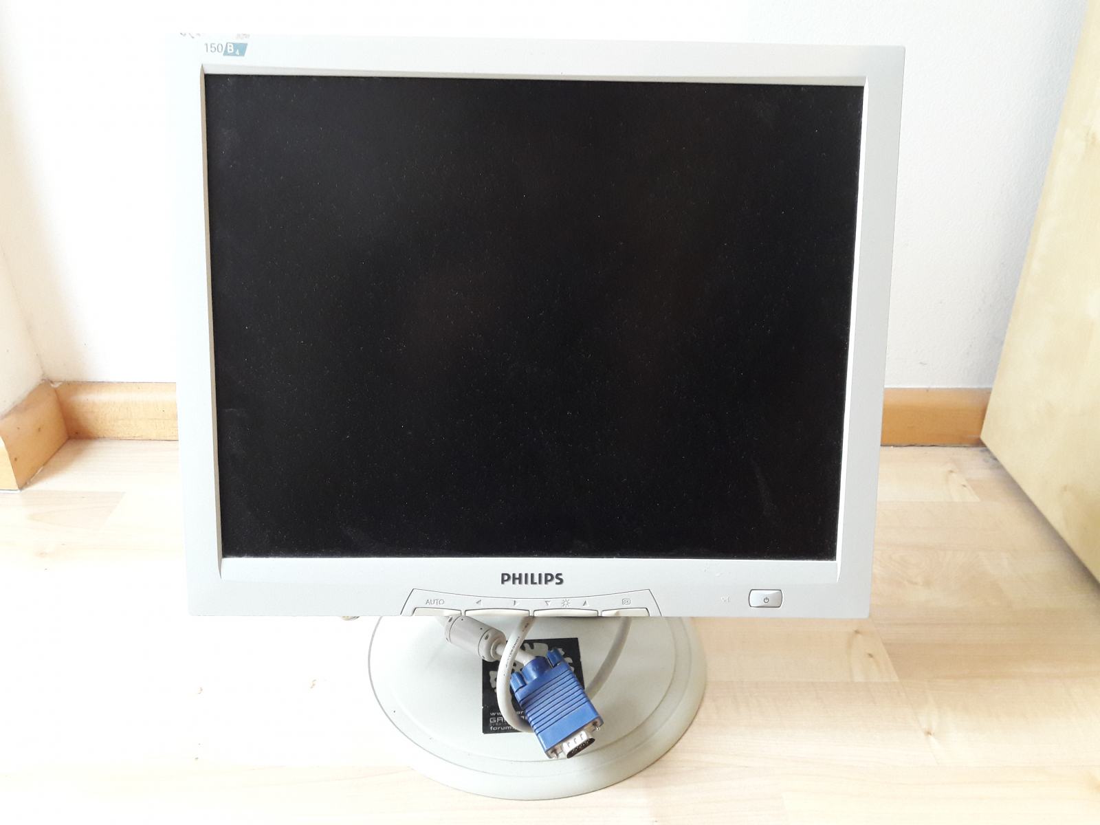 Podarim 15-inčni Philips monitor