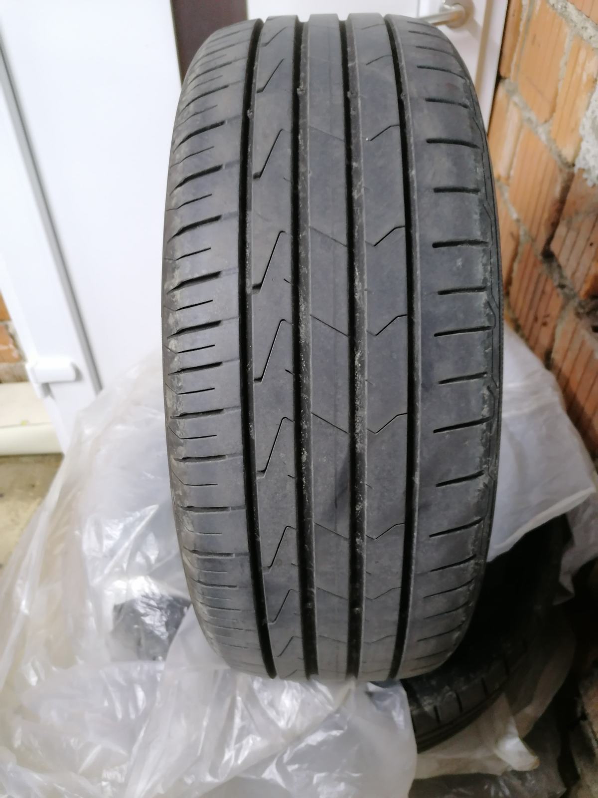 Pnevmatike Hankook 215/55/17 poletna Količina: 4