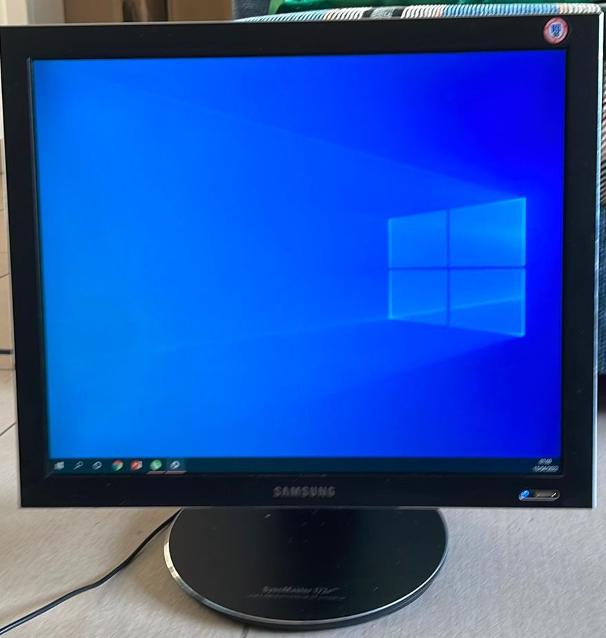 Samsung SyncMaster LCD TFT 173P plus 17’ - brezhibno delujoč