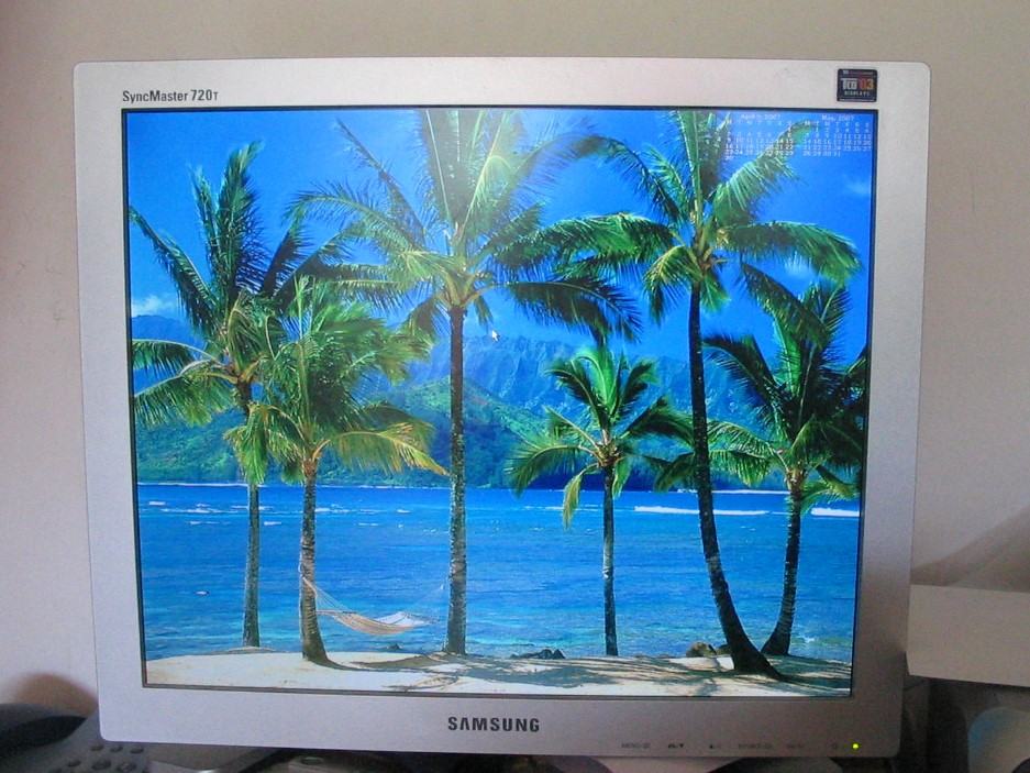 ODLIČEN LCD SAMSUNG SyncMaster 720 T digitalni monitor 17