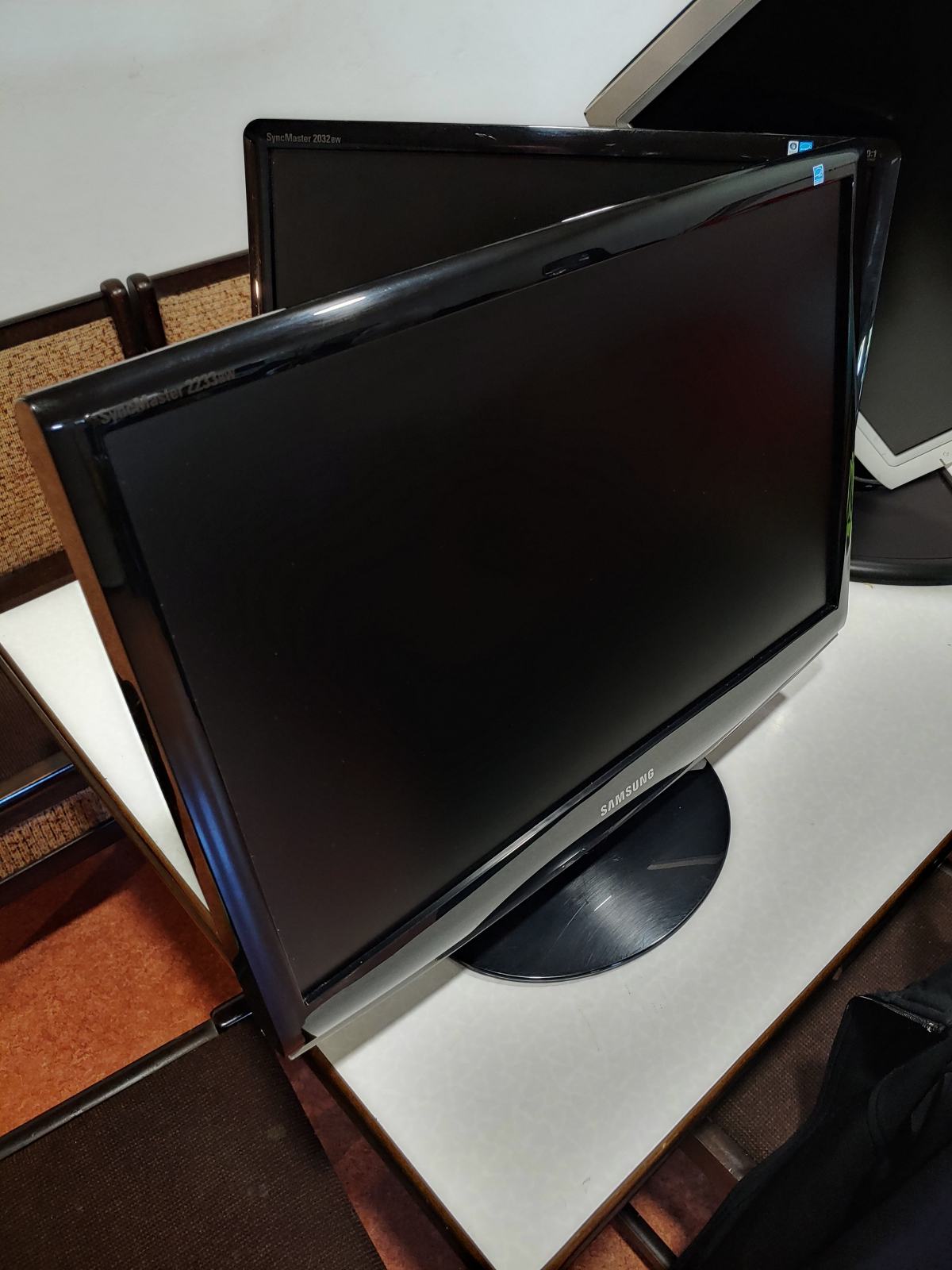 Samsung 2233BW 22 LCD monitor