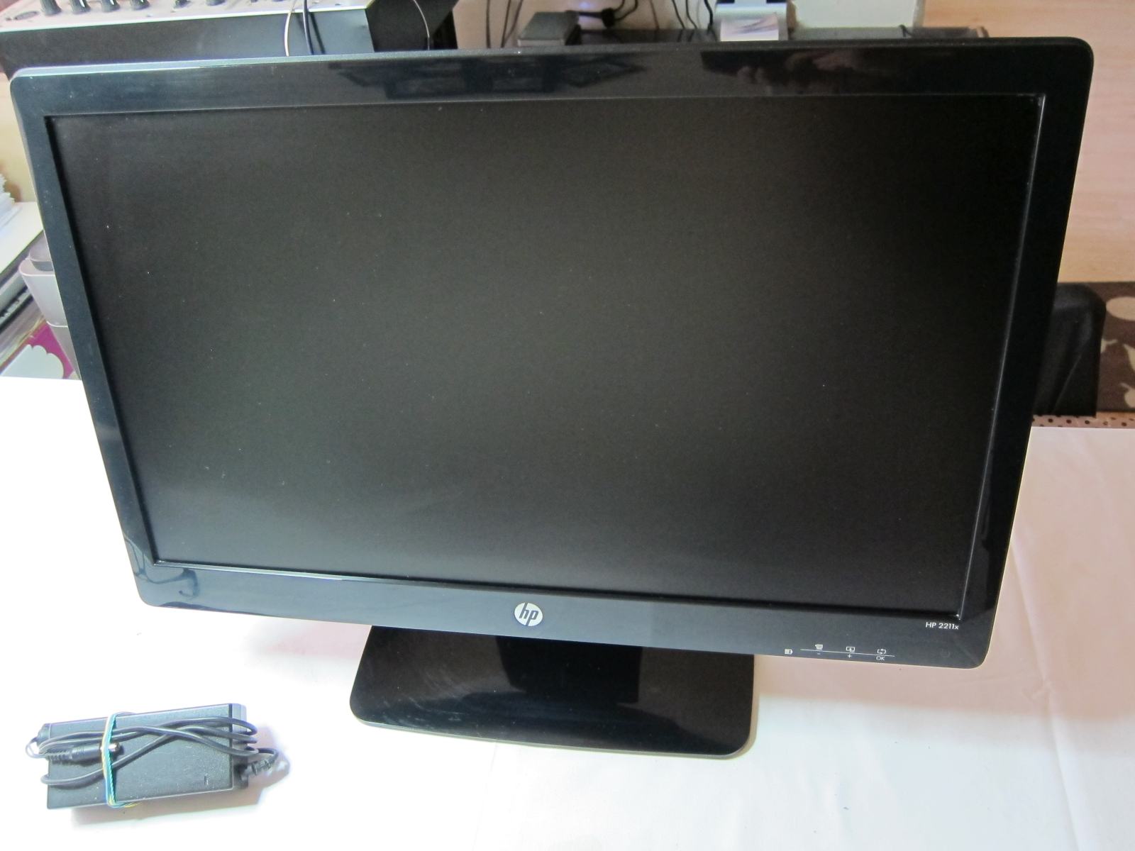 HP 2211x 21.5-inch LED Monitor Ultra-Slim - Prodam ali Menjam