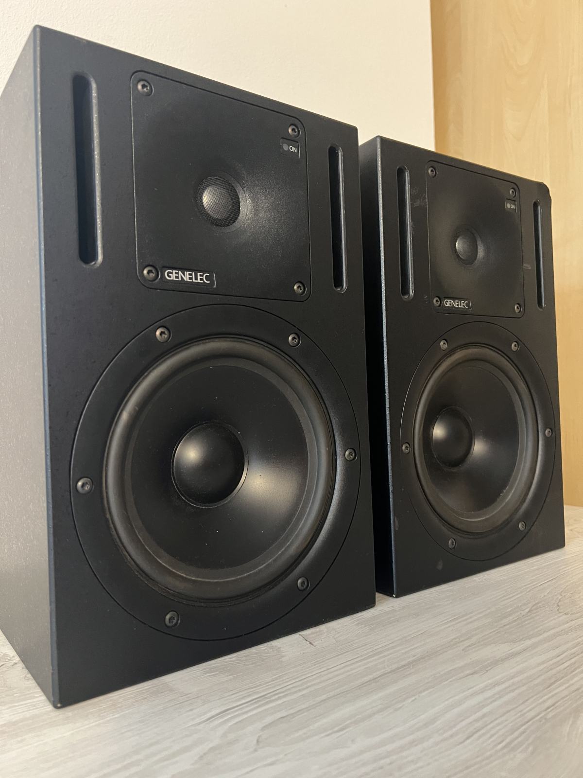Genelec 1030A profesionalni studijski monitorji - aktivni