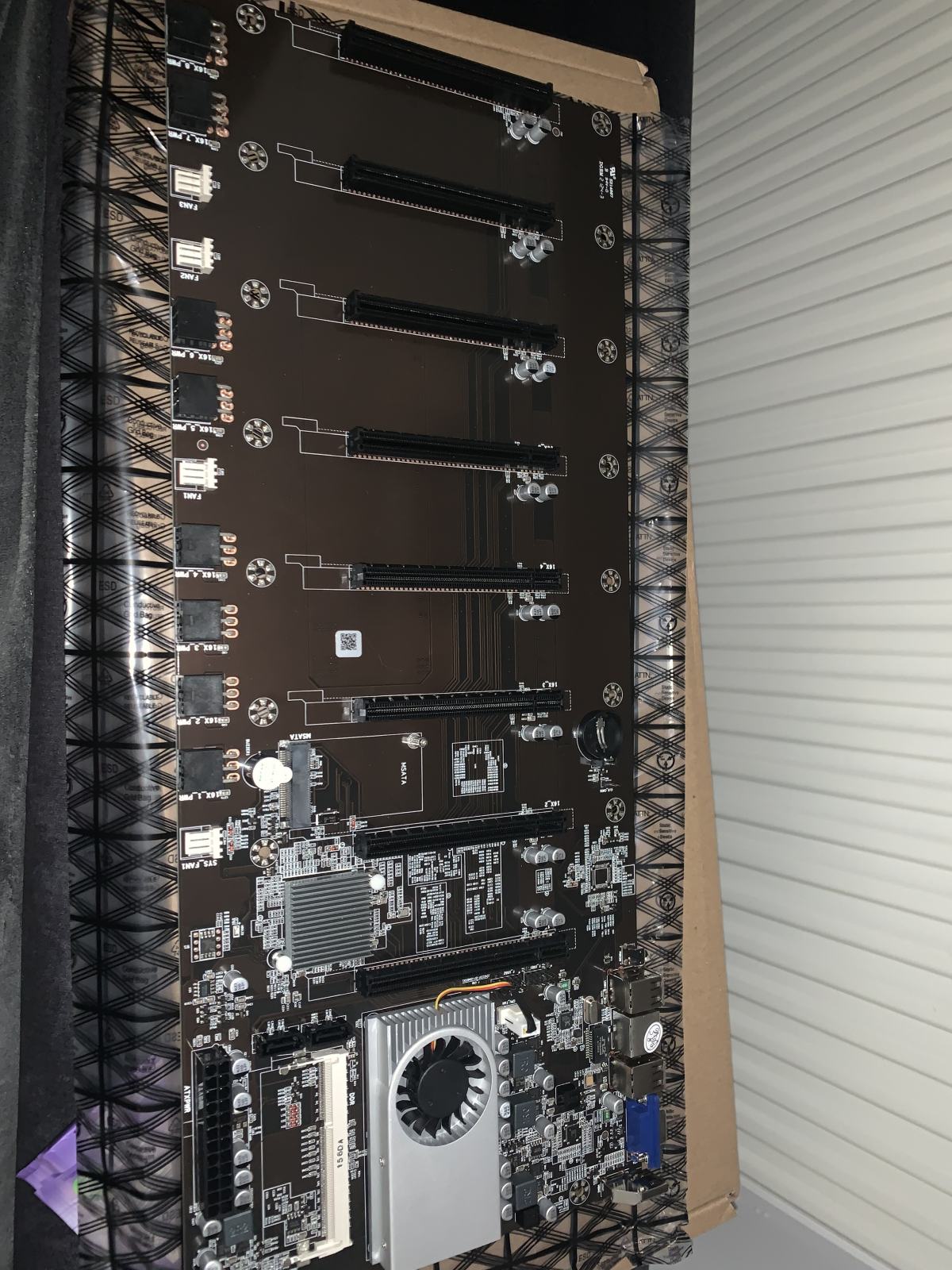 Riserless mining motherboard 8 GPU