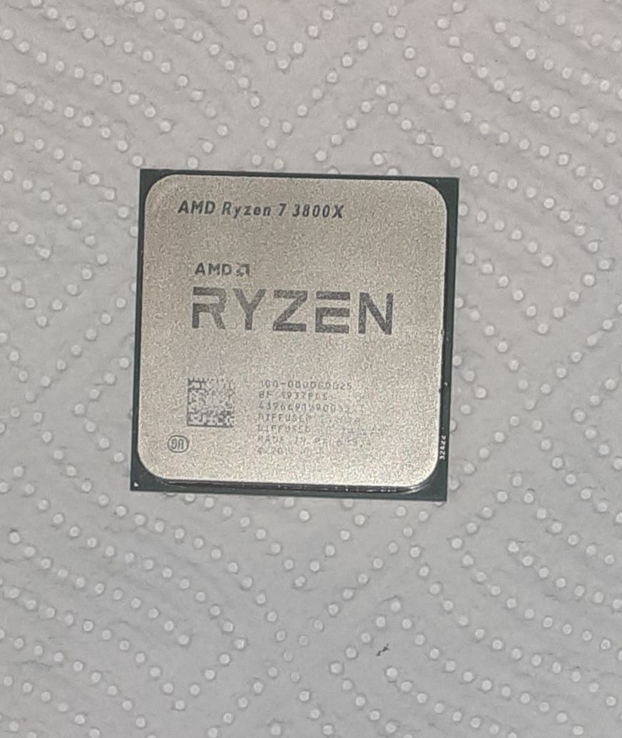 Procesor CPU AMD Ryzen 7 3800X in hladilnik