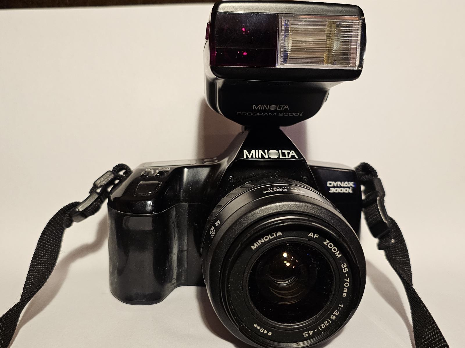 Minolta dynax 3000i z objektivom in flešom