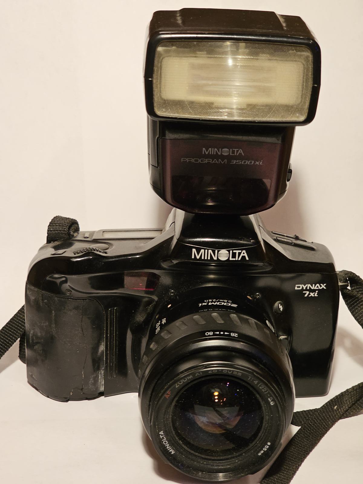 Minolta dynax 7xi z objektivom in flešom