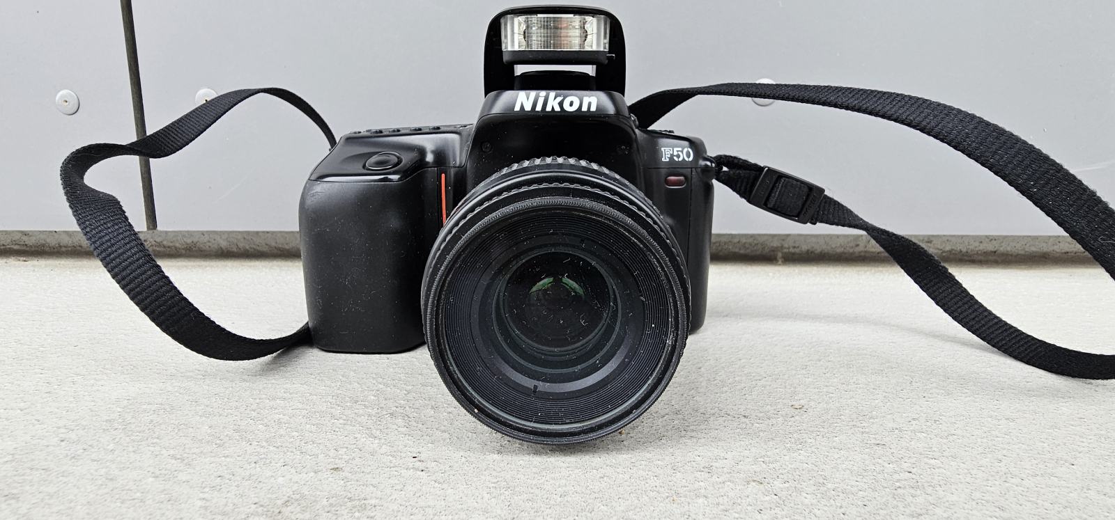 Nikon F50 35mm SLR Nikkor AF 35-80mm f/1.4-5.6 analogni