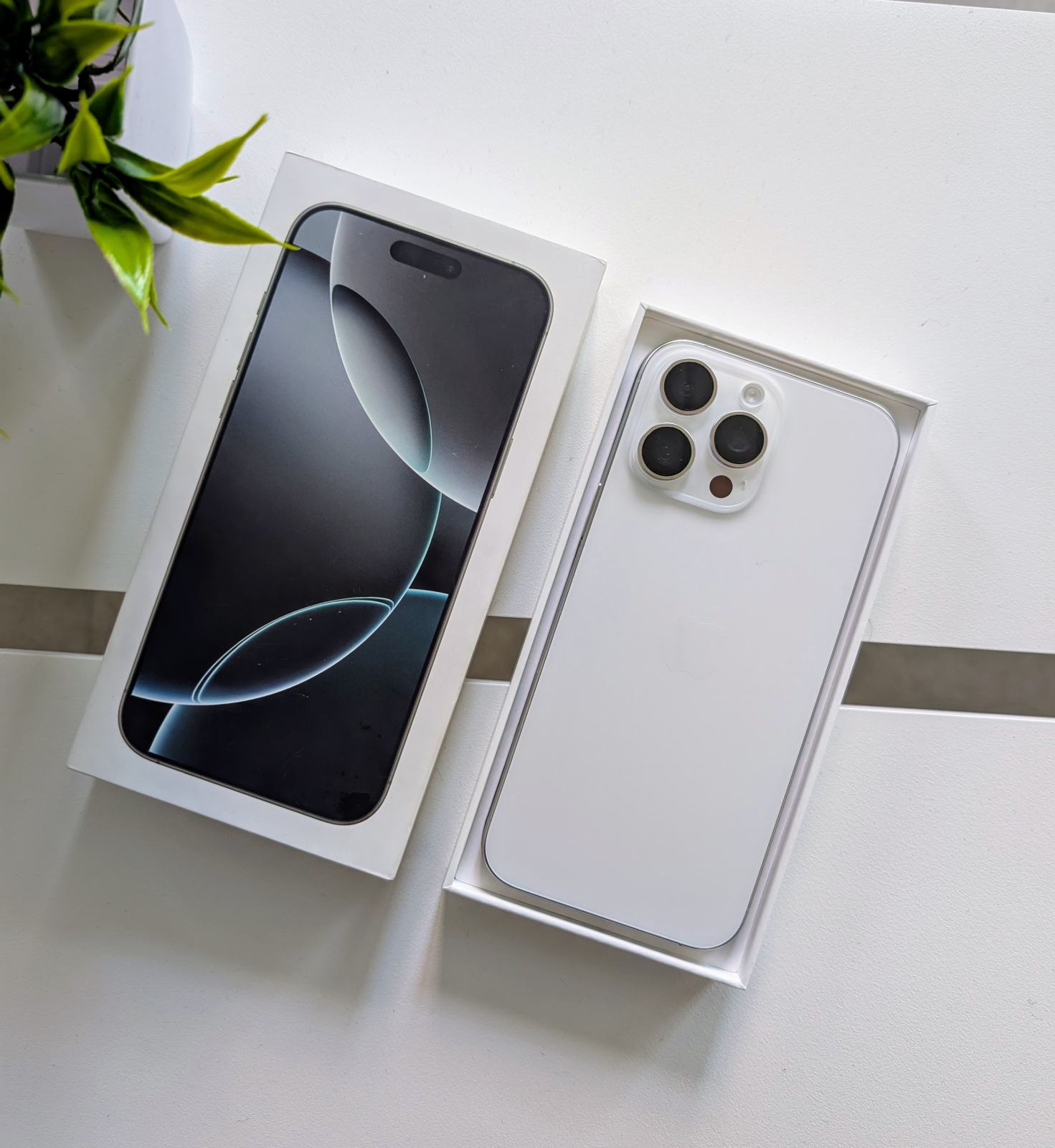 Apple iPhone 16 Pro Max (512GB) – White Titanium Odprta Embalaža