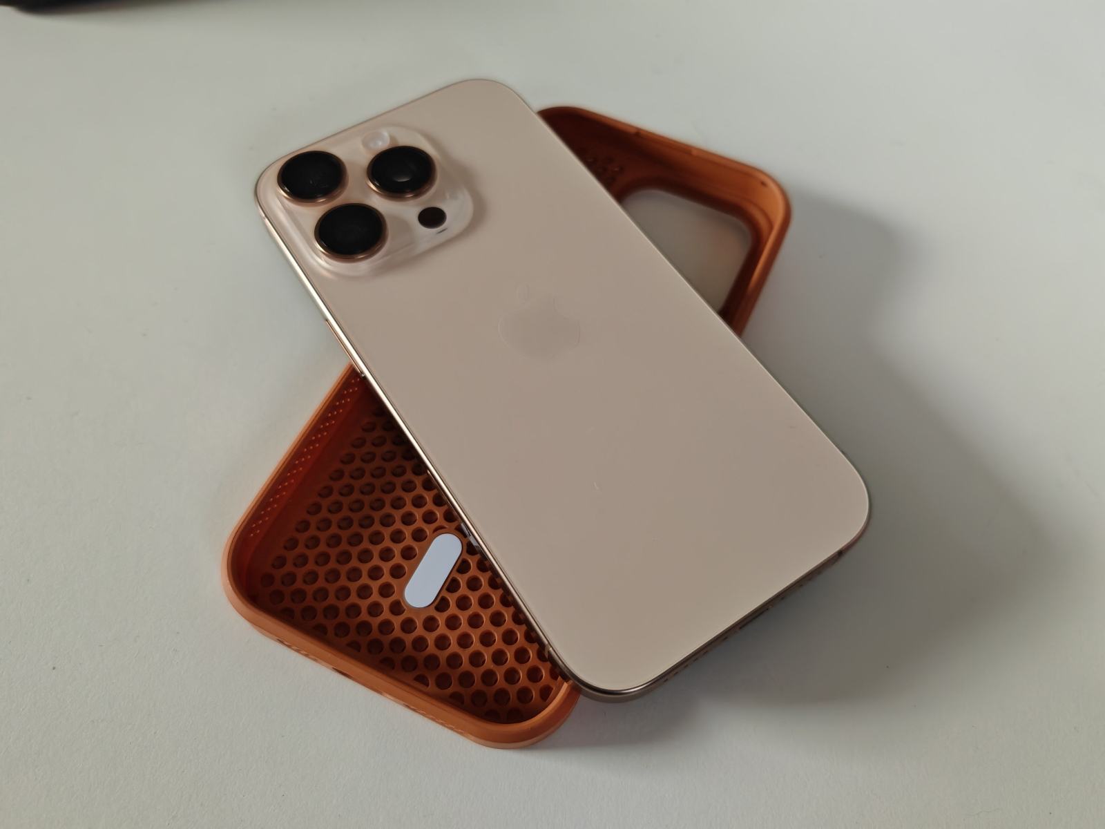 iPhone 16 Pro 128 GB (desert titanium)