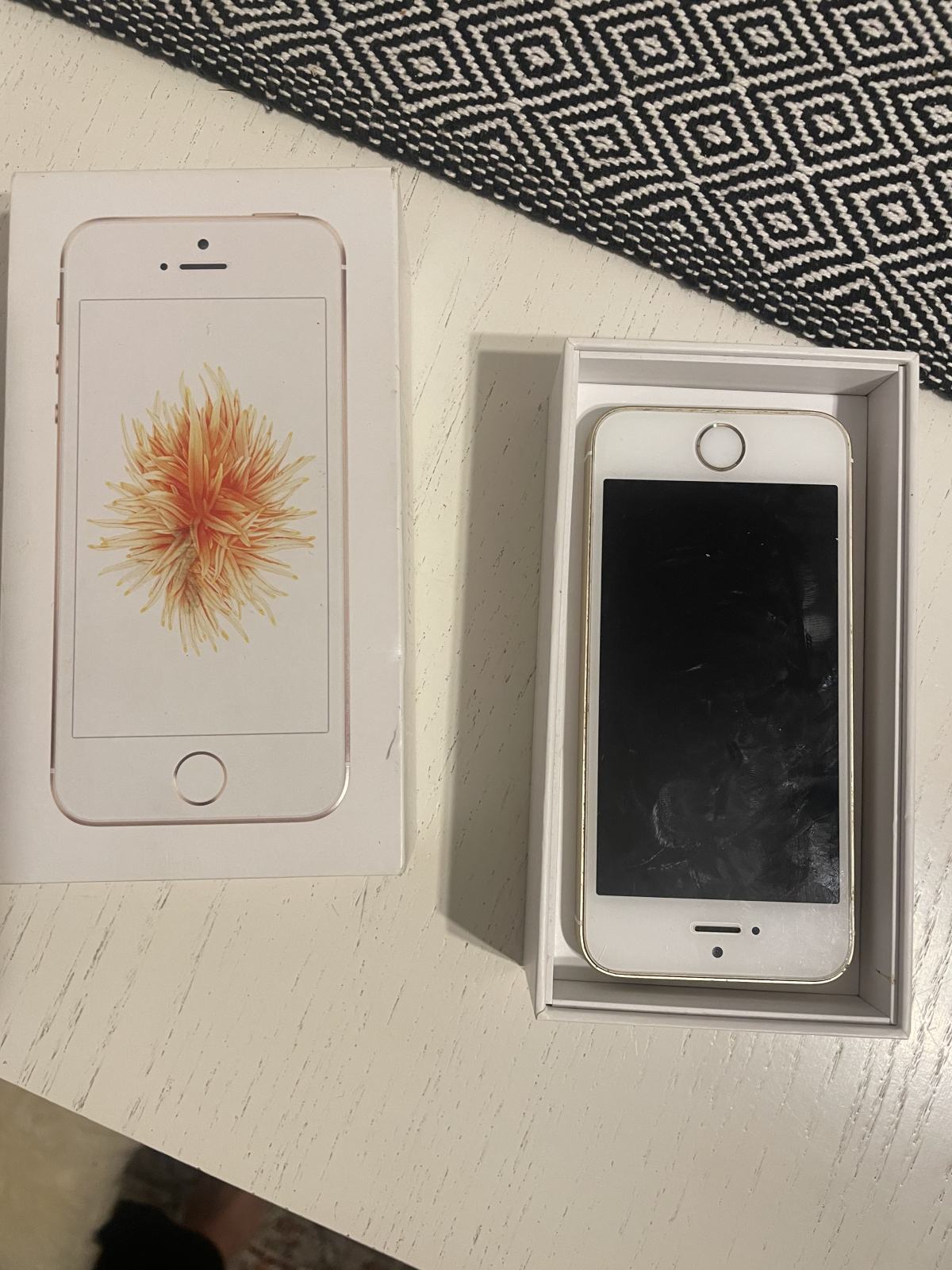 iPhone SE Gold 64GB
