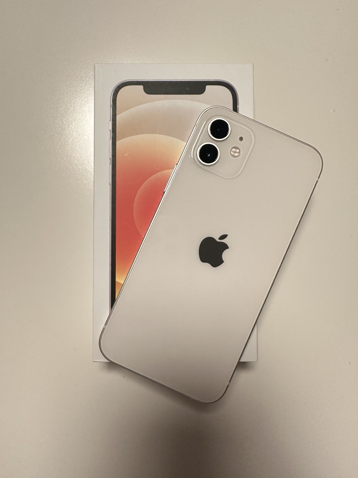 Prodajam iPhone 12, bele barve, 64 GB