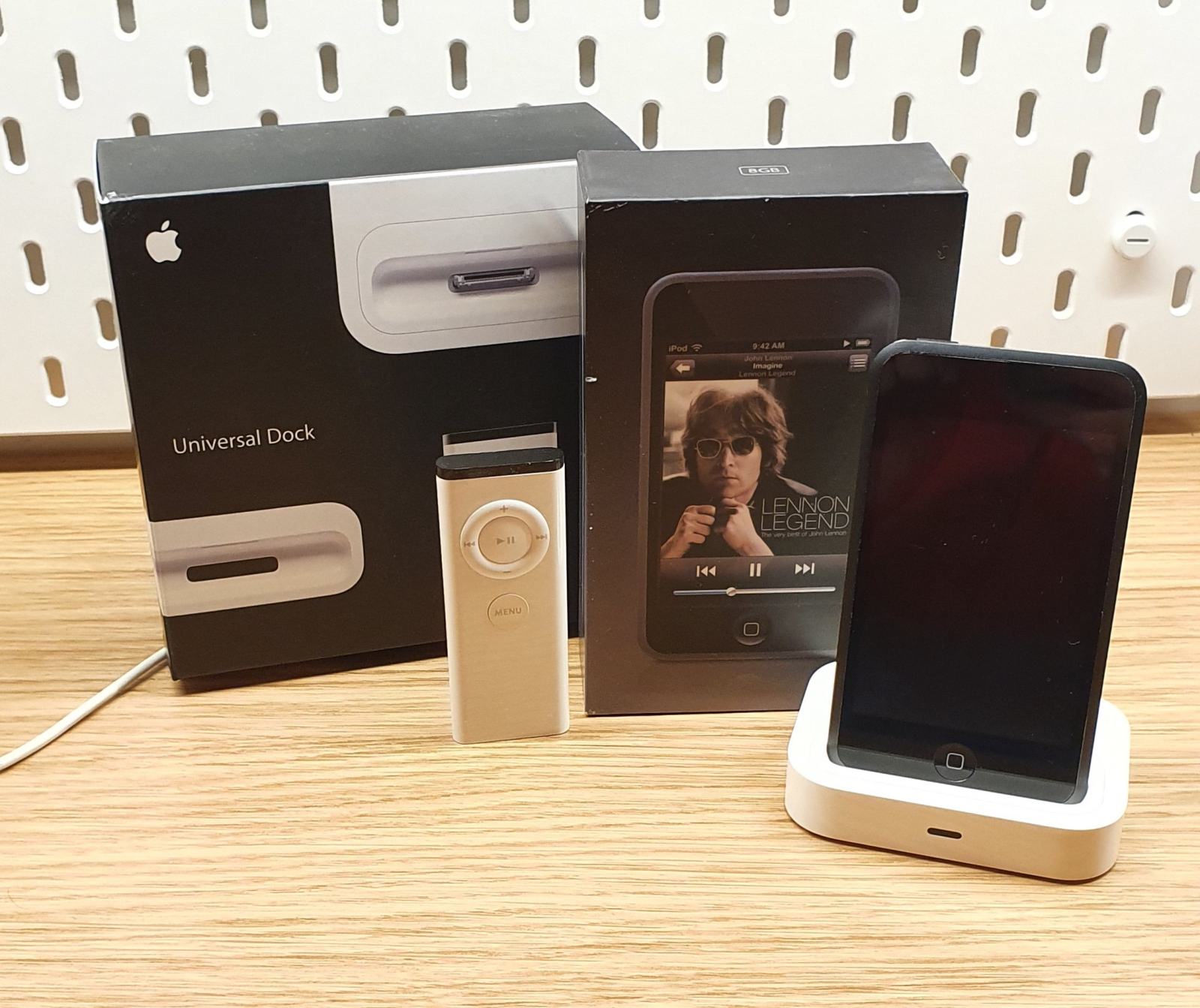 Apple iPod touch 8GB 1. generacija + Universal Dock