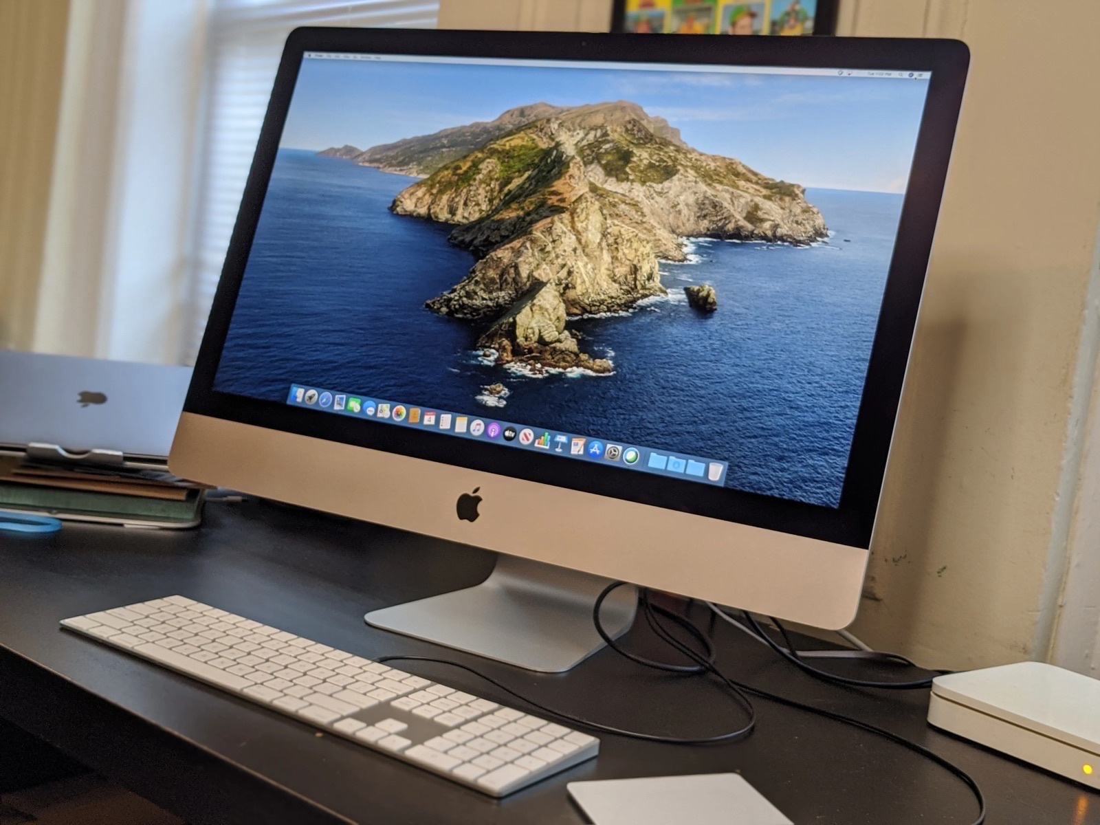 Apple iMac 27” z tipkovnico in misko potrebuje OS
