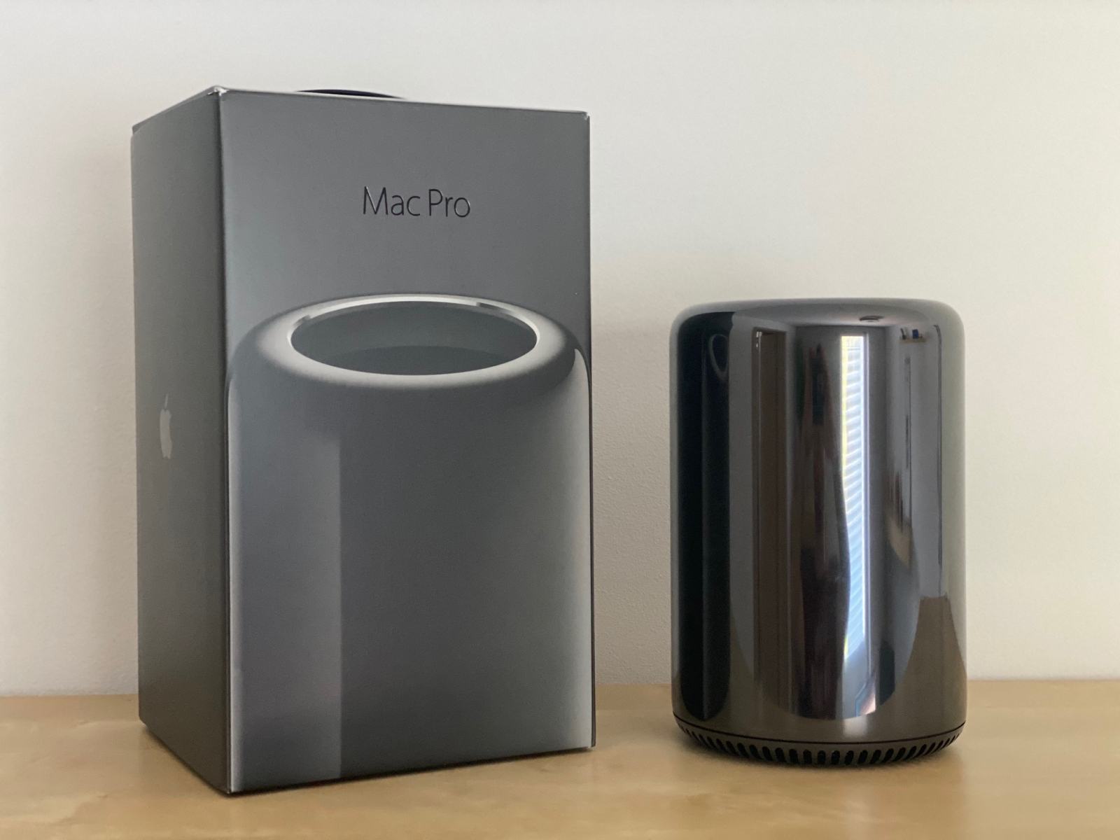 Apple Mac PRO 6.1, 10 Core Intel Xeon, 64GB ECC RAM 2x D500, 500GB SSD