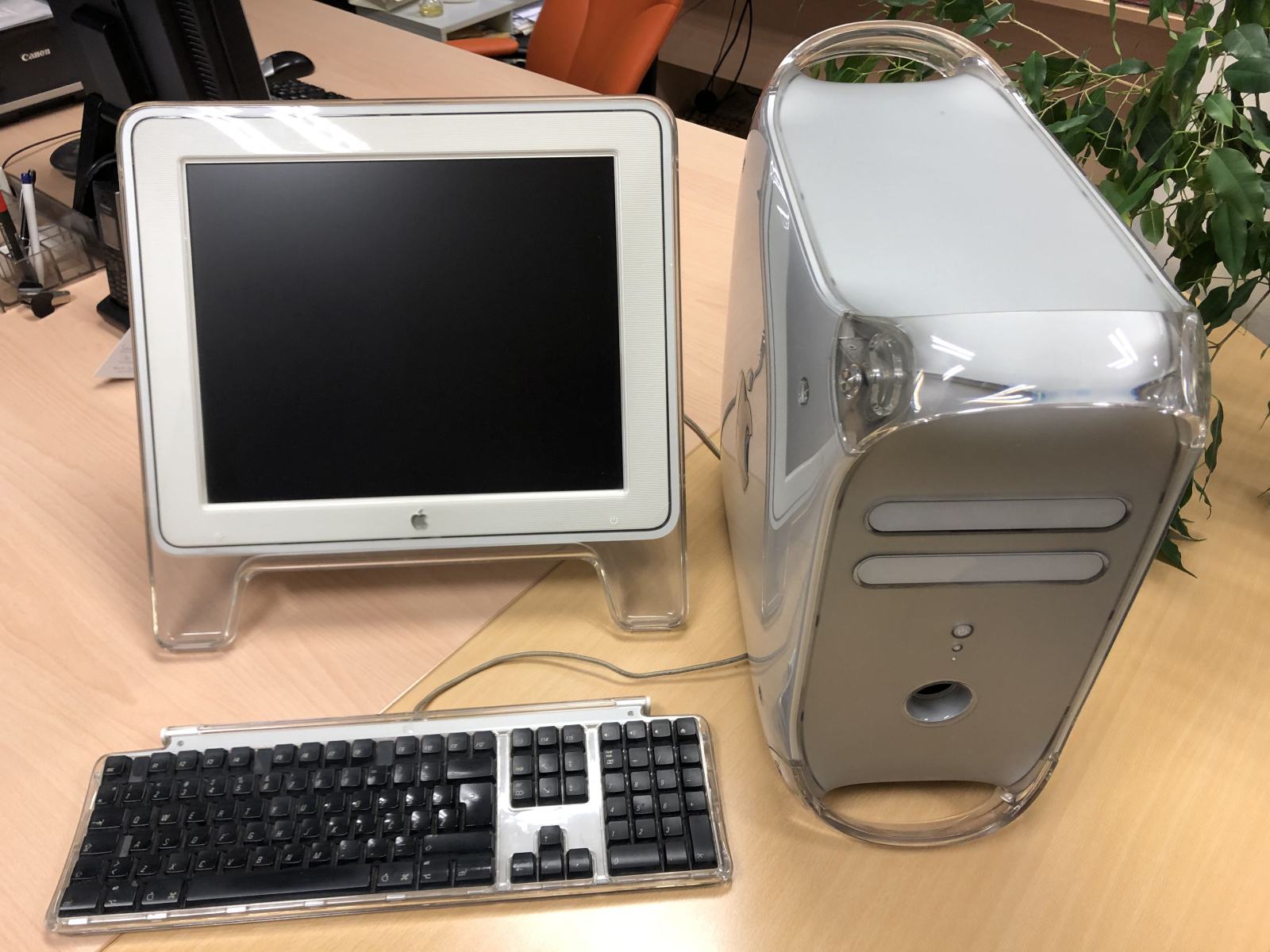 Apple Power Mac G4 Desktop s Cinema ekranom podarim