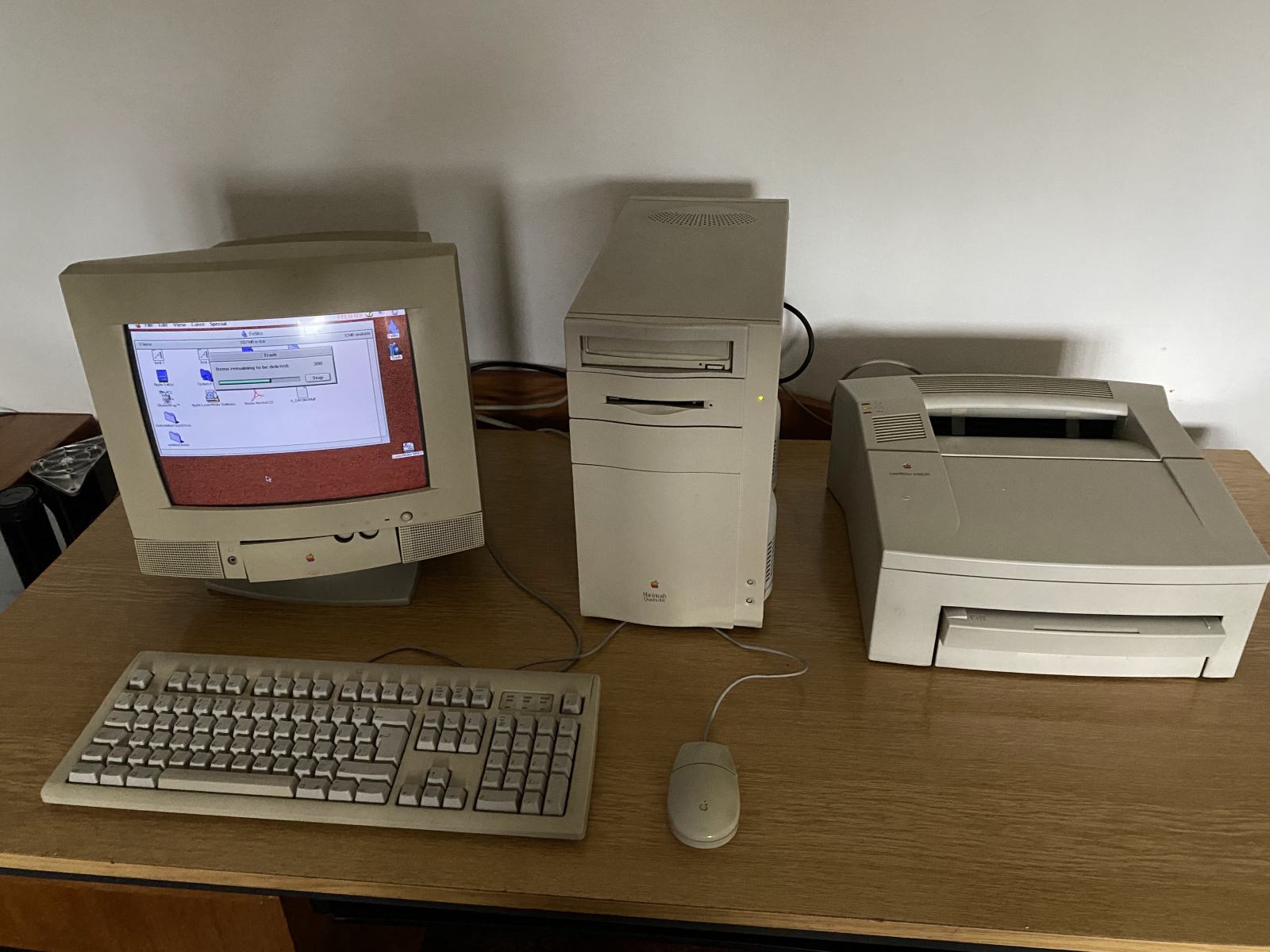 Vintage Apple Macintosh Quadra 800 in Apple Powermac G3 blue&white