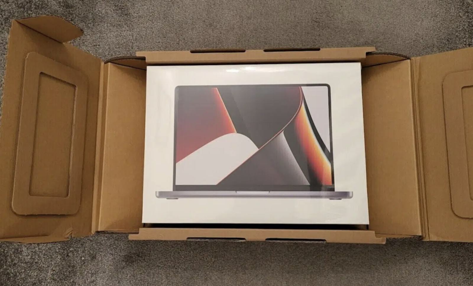 Apple MacBook Pro ( 16-inch , 2021 ), M1 Pro Chip, 16gb ram, 1TB SSD