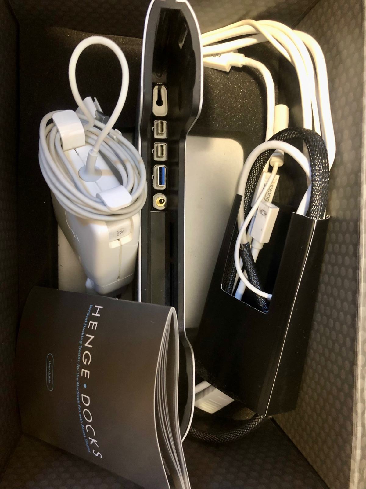 HENGE DOCKS polnilna postaja Vertical Docking Station za MacBook Pro1