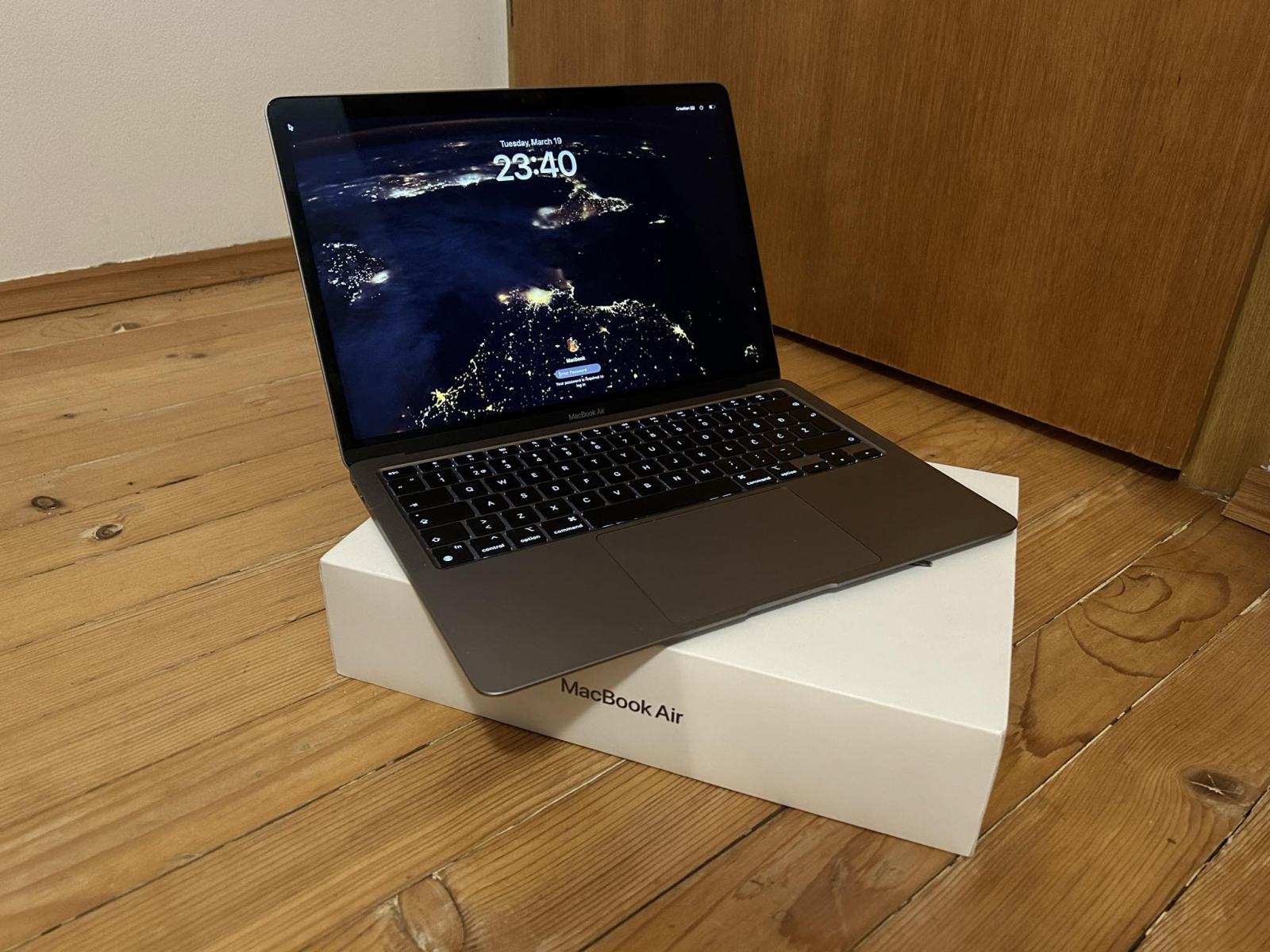 Macbook Air M1, 8GB, 256GB KOT NOV! + Magic Mouse
