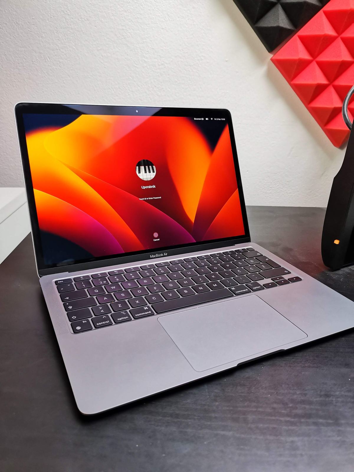 Macbook M1 13 s kaskotom + usb c razdelilec