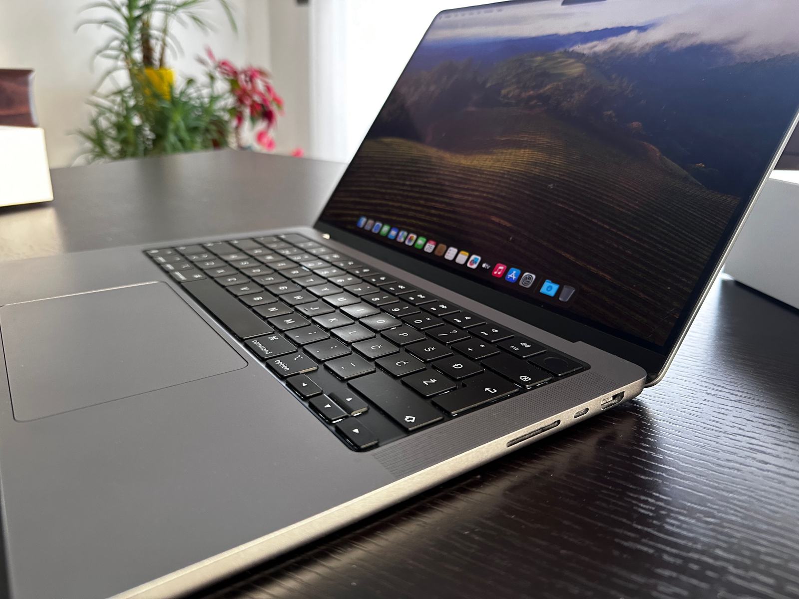 MacBook Pro M1 (Pro) 14-inch; 16GB ram / 1TB disk