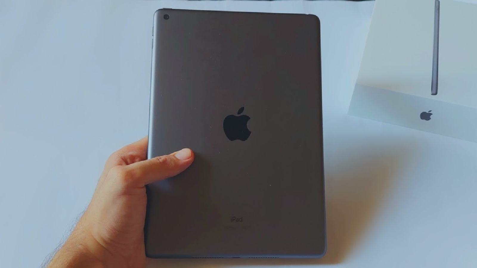 Ipad 9, 64gb space gray, kasko se 2 leti in 3 mesece.