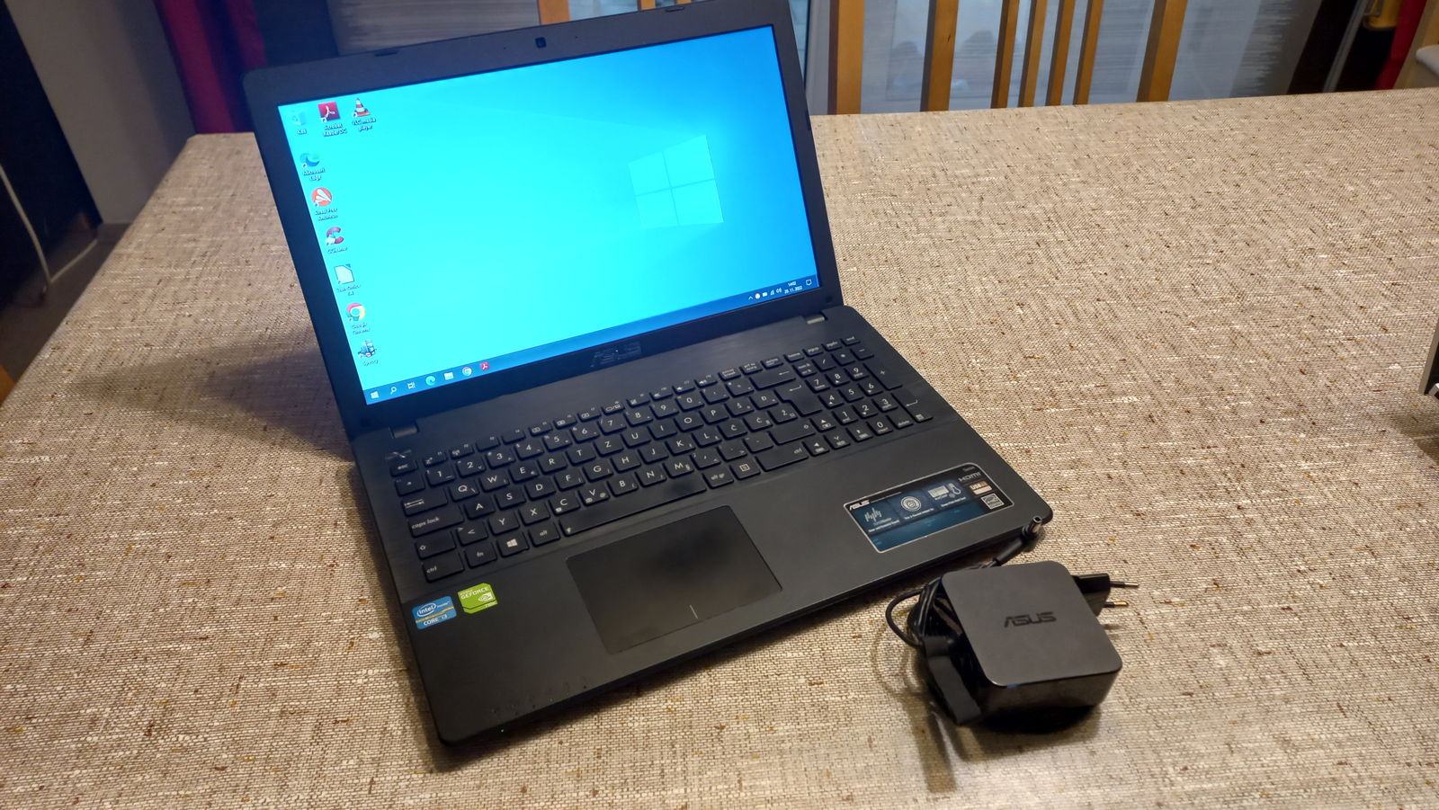 ASUS VivoBook X552L prenosnik, Intel i3, SSD, Win 10 Pro - ugodno!