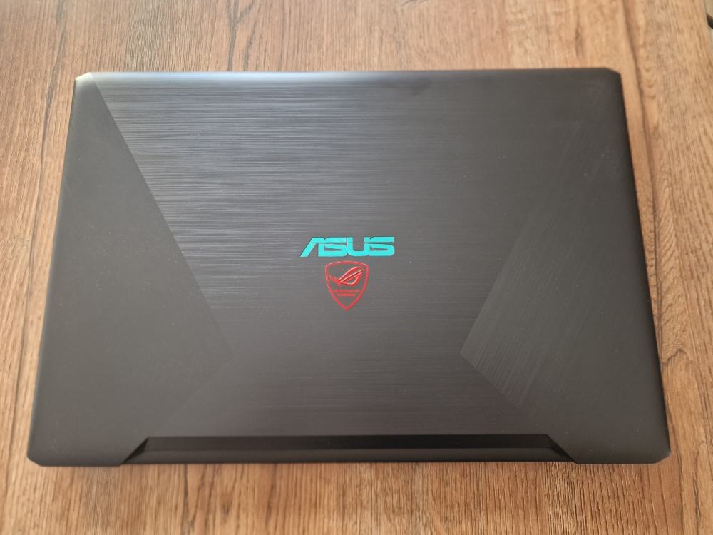 ASUS X570U - Intel i5-8250U - 16GB DDR4