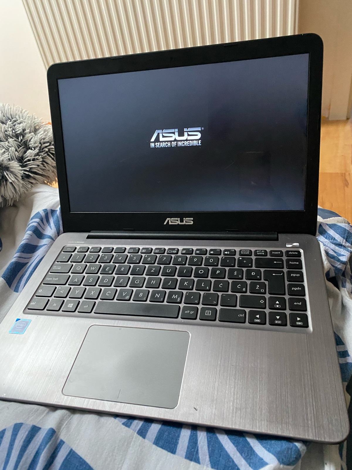 Računalnik Asus E403NA