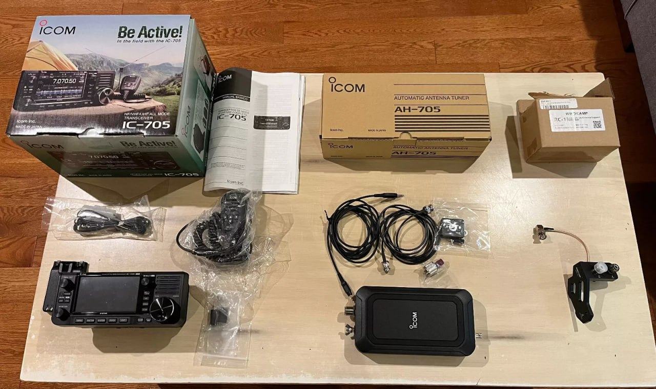 Icom IC-705 Transceiver Icom AH-705 tuner in nosilec antene Icom IC-7