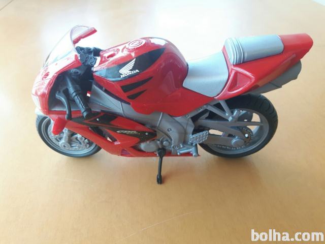 Cestno dirkalni motor Honda