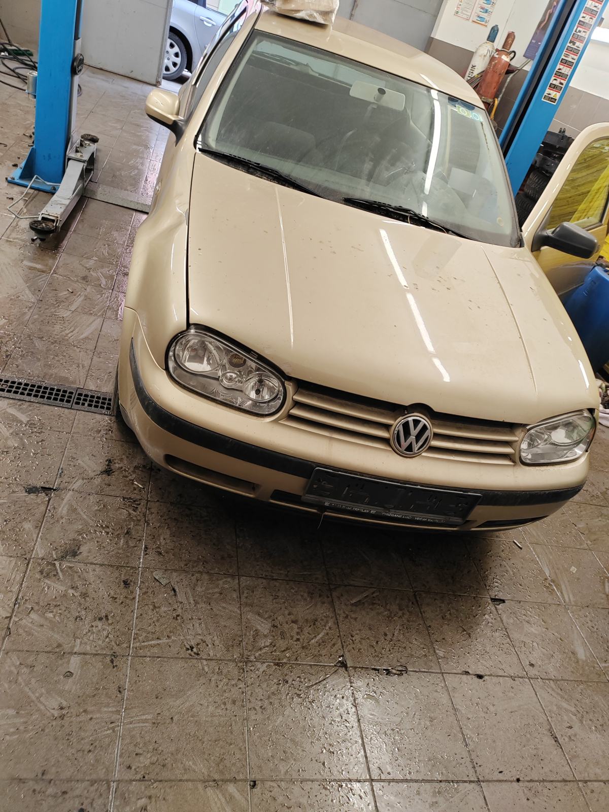 Volkswagen golf 4 1.4 16v 55kw AXP po delih