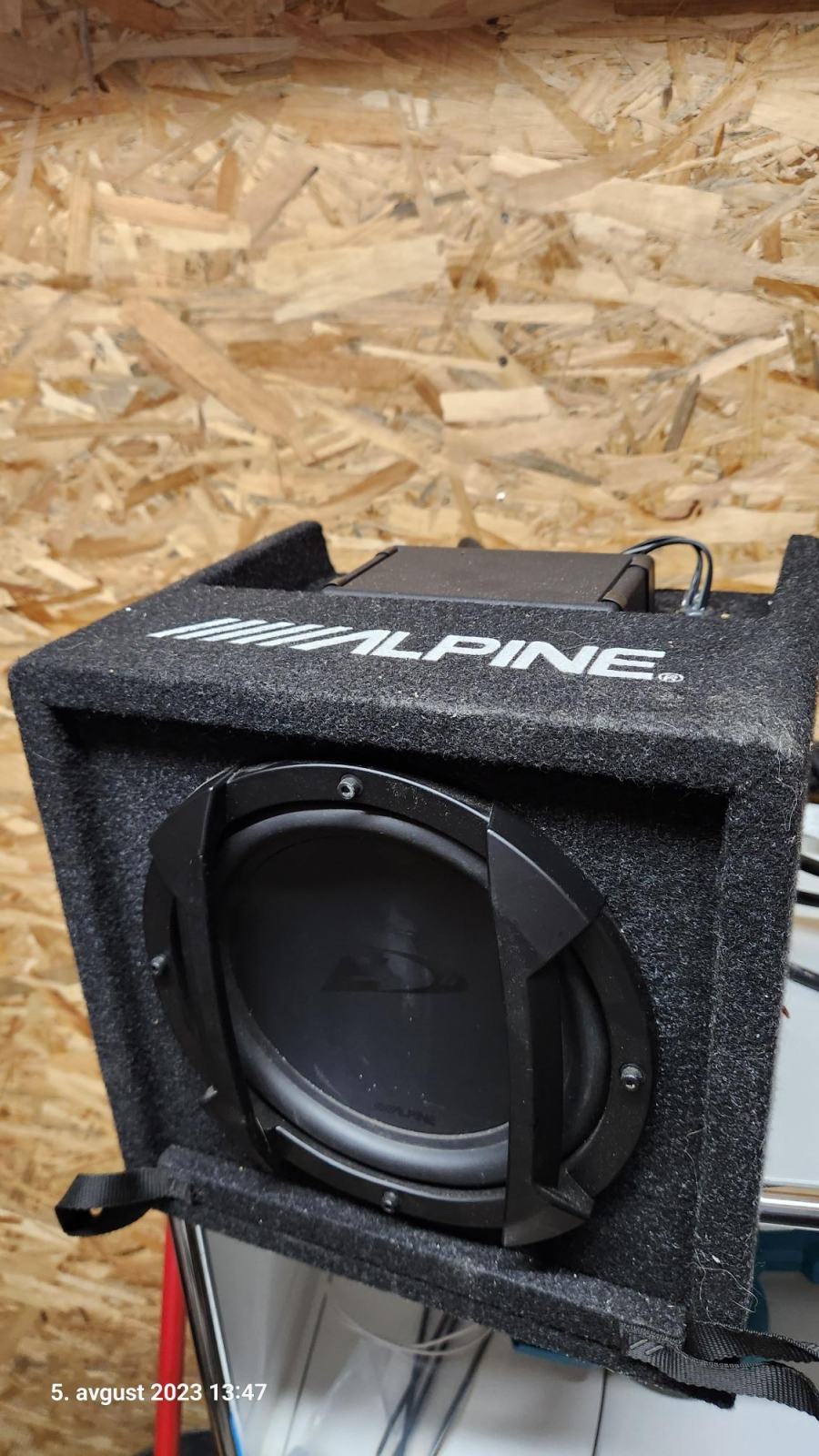 Alpine SWE-815 (aktivni nizkotonec v ohišju)