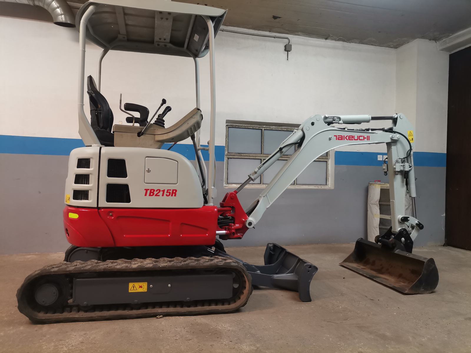 MINI BAGER TAKEUCHI TB215-R
