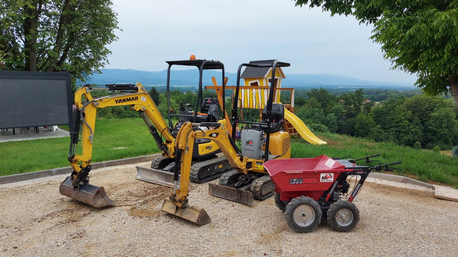 NAJEM MINI BAGRA 1T CAT 300.9D - najem stroja Posavje